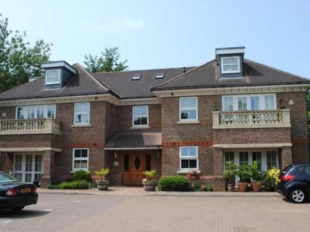 2 bedroom flat for rent in Brookfield View Kings Langley Hertfordshire WD4