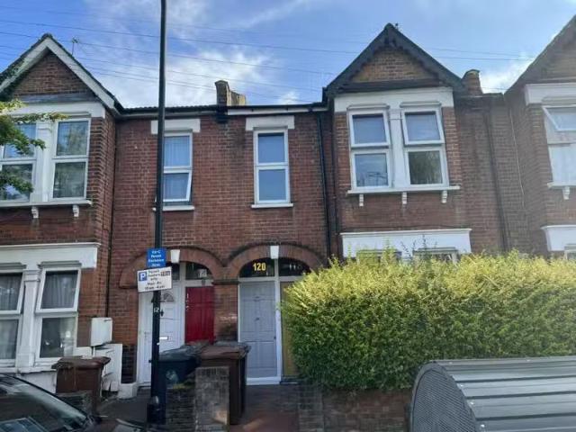 2 bedroom flat for rent in Brookscroft Road, E17