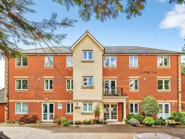 2 bedroom flat for rent in Broomfield Road, Chelmsford, Esinte.