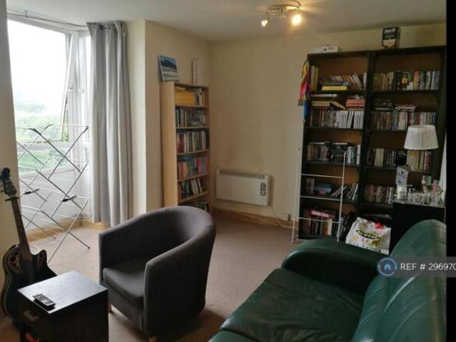 2 bedroom flat for rent in Bramlands Close, Clapham Junction, SW11