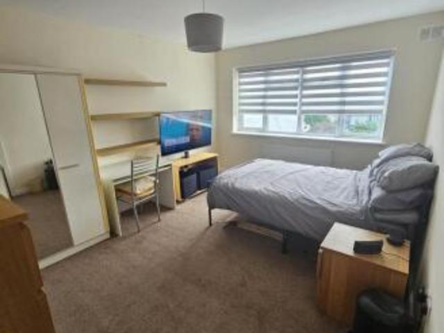 2 bedroom flat for rent in Bramley Road, Oakwood, N14