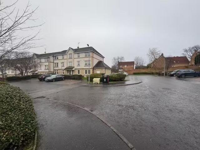 2 bedroom flat for rent in Branklyn Court, Acadamy Park, Annie.