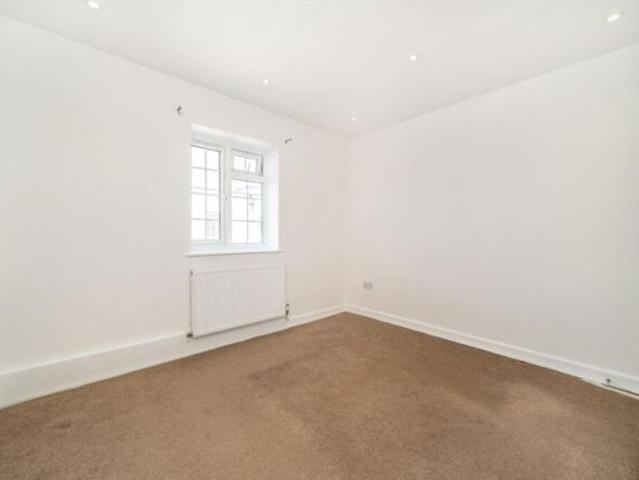 2 bedroom flat for rent in Brent Street, London, NW4