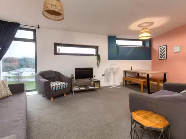 2 bedroom flat for rent in Bridge Square Apartments, Kingsway.