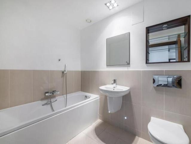 2 bedroom flat for rent in Bridges Court Road, London, SW11