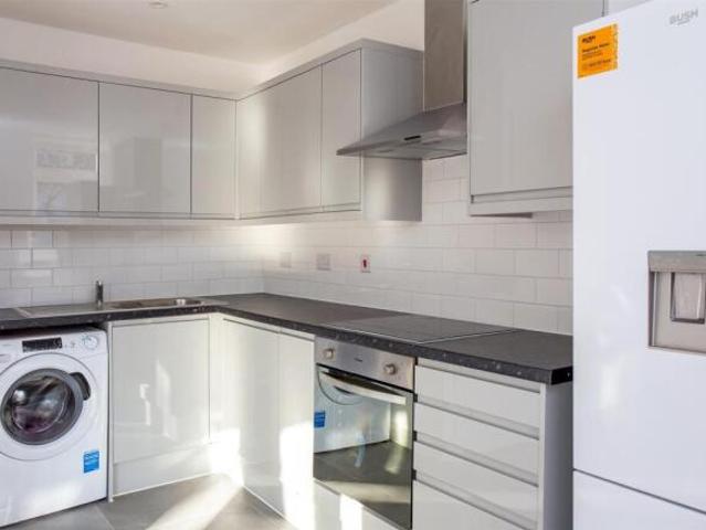 2 bedroom flat for rent in Brighton Road, Purley, CR8