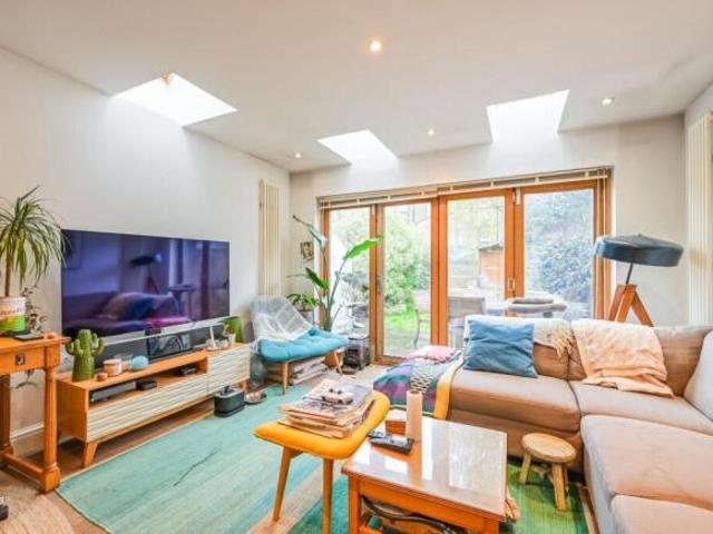 2 bedroom flat for rent in Brighton Road, Stoke Newington, London, N16