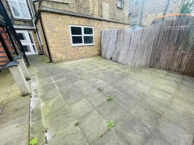 2 bedroom flat for rent in Brigstock Road, CR7