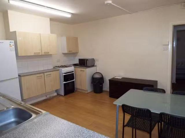 2 bedroom flat for rent in Bristol Road, Selly Oak, Birmingham.