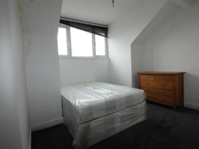 2 bedroom flat for rent in Brudenell Grove, Hyde Park, Leeds, LS6