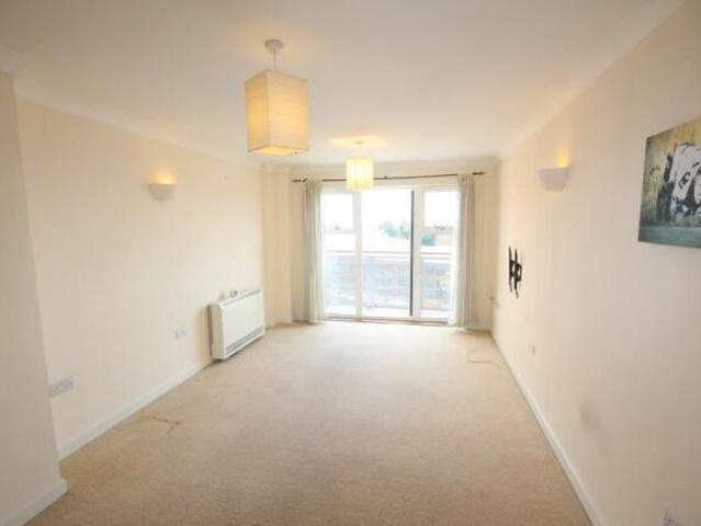 2 bedroom flat for rent in Buckingham Avenue, Slough, Berkshire, SL1