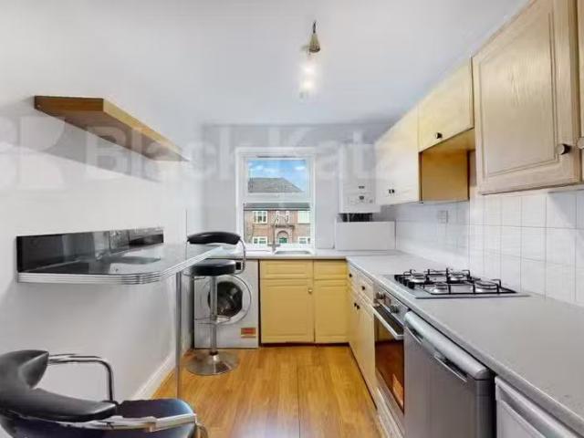 2 bedroom flat for rent in Bulwer Road, New Barnet EN5