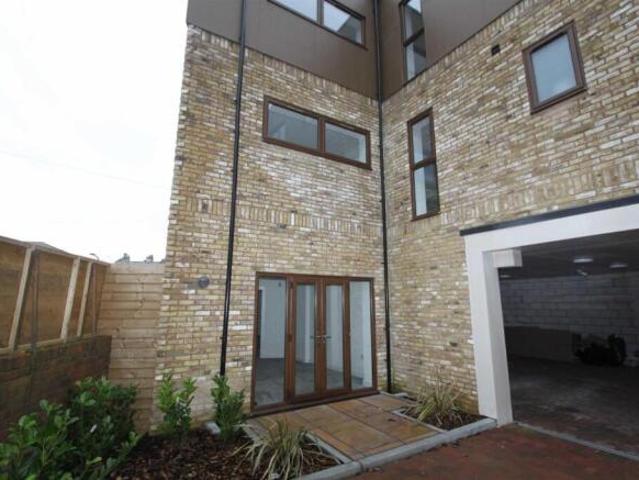 2 bedroom flat for rent in Burdett Road, Southend On Sea, SS1