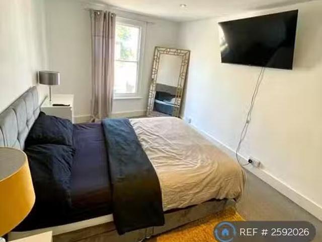 2 bedroom flat for rent in Burgate, Canterbury, CT1