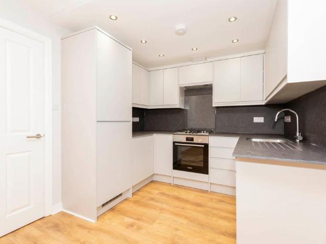 2 bedroom flat for rent in Burlington Gardens, London, W3