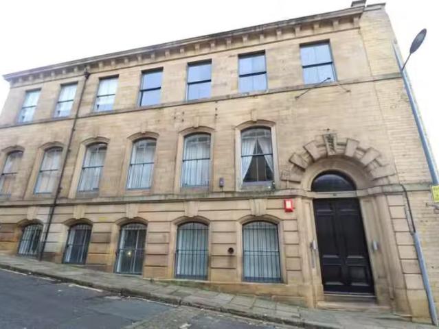 2 bedroom flat for rent in Burnett Street, Bradford, West York.