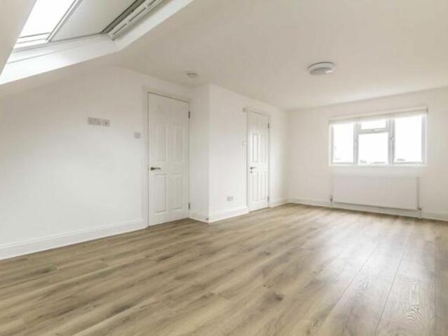 2 bedroom flat for rent in Burnham Way, Northfields, W13