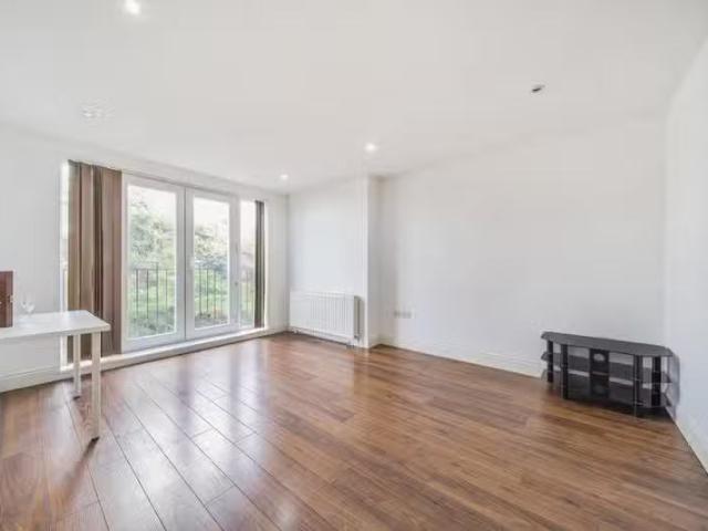 2 bedroom flat for rent in Burnt Oak Broadway, Edgware, HA8