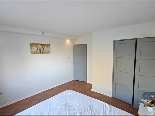 2 bedroom flat for rent in Bushey Court, London, SW20
