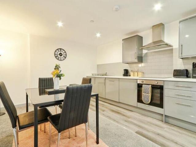 2 bedroom flat for rent in Camberley Ave SW20