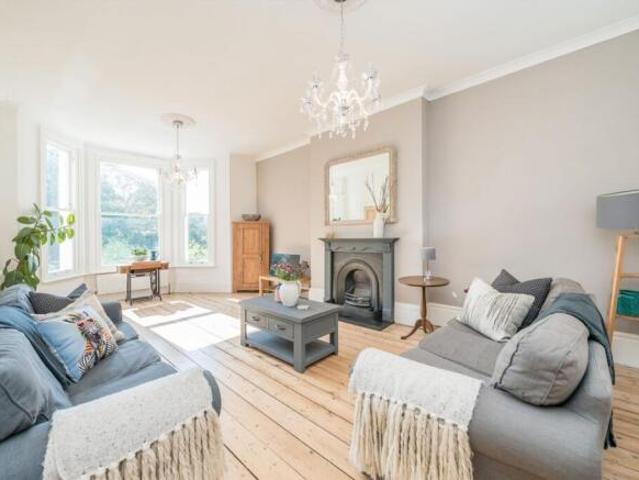 2 bedroom flat for rent in Cambridge Park, St Margarets, TW1
