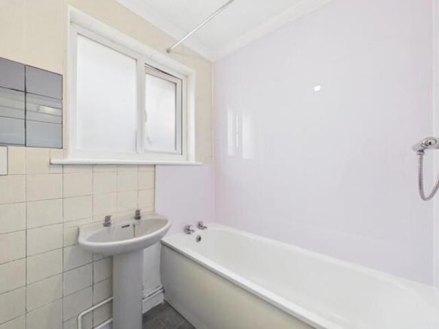 2 bedroom flat for rent in Canterbury Road, Worthing, BN13 1AL, BN13