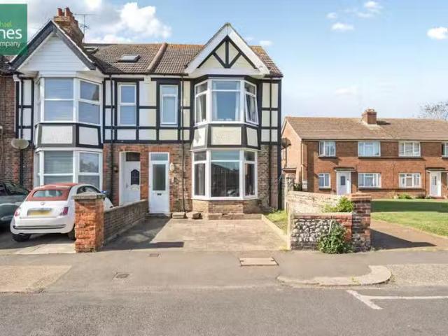2 bedroom flat for rent in Canterbury Road, Worthing, West Sus.