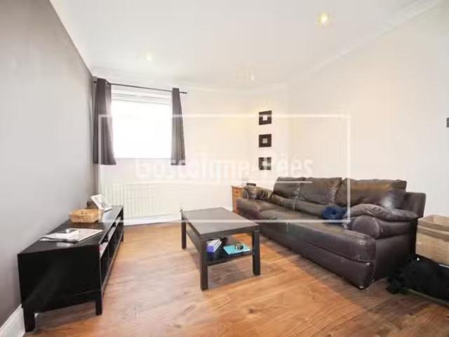 2 bedroom flat for rent in Canbury Park Road, KT2