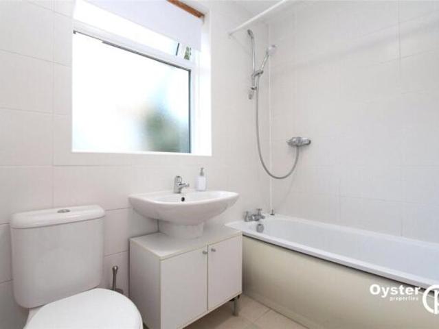 2 bedroom flat for rent in Canons Park Close, Edgware, HA8