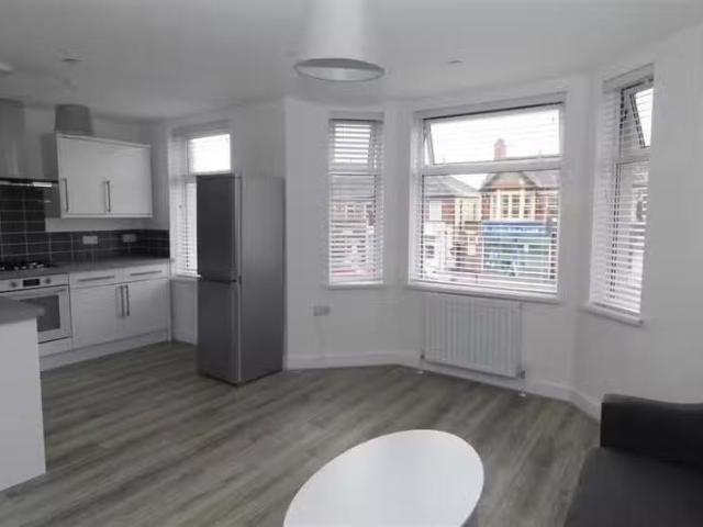 2 bedroom flat for rent in Caerphilly Road, Birchgrove, Cardif.