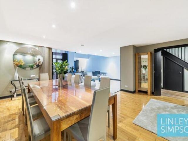 2 bedroom flat for rent in Calverley Street, Leeds, West Yorkshire, LS1