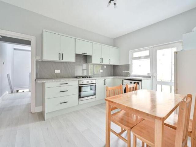 2 bedroom flat for rent in Caldecot Road, Camberwell, London, SE5