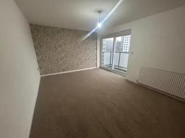 2 bedroom flat for rent in Calder Close, Halifax, West Yorkshi.
