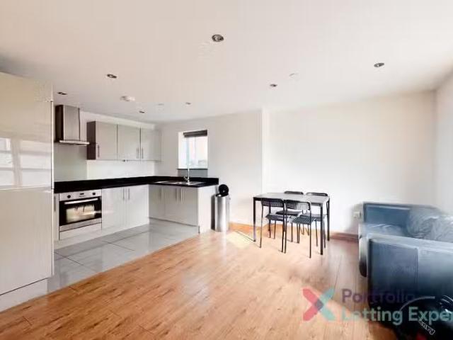 2 bedroom flat for rent in Calling all Professional Couples!.