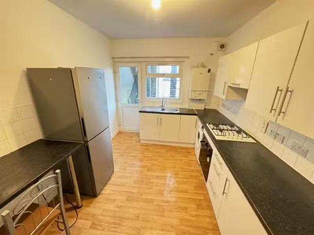 2 bedroom flat for rent in Capthorne Court, Alexandra Avenue.