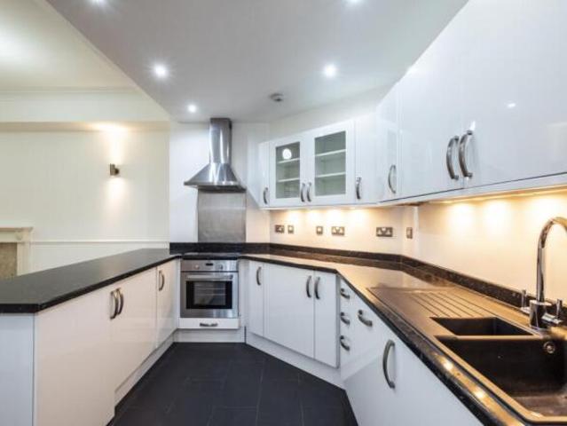 2 bedroom flat for rent in Cartwright Street London E1