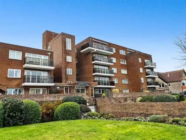 2 bedroom flat for rent in Cardinal Court, Grand Avenue, Worth.