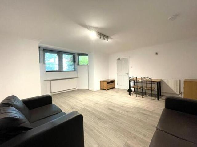 2 bedroom flat for rent in Cardigan Road, Headingley, Leeds, LS6