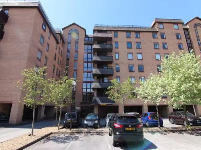 2 bedroom flat for rent in Carlton Mansions, Beach Road, Westo.