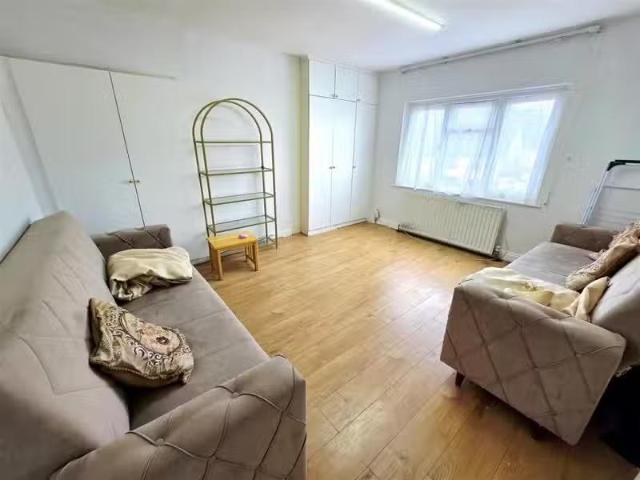 2 bedroom flat for rent in Carlton Avenue, Harrow, HA3