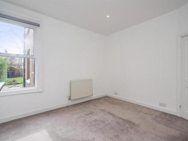 2 bedroom flat for rent in Carlyle Road, Ealing, W5