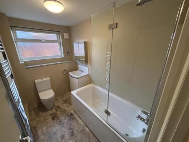 2 bedroom flat for rent in Castle Avenue, Highams Park, E4