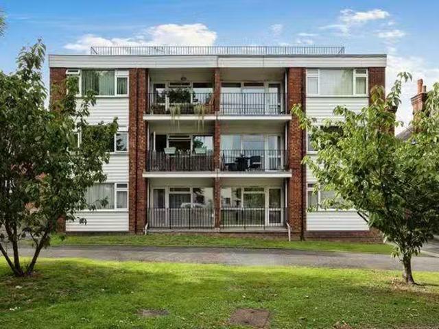 2 bedroom flat for rent in Castle Avenue, London, E4