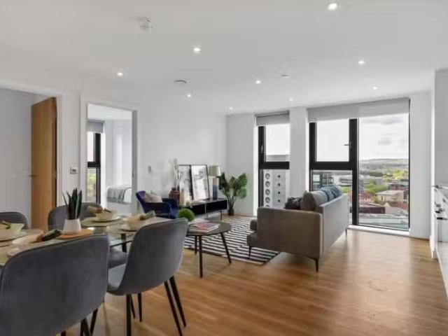 2 bedroom flat for rent in Castle Park View, Castle Street, Br.