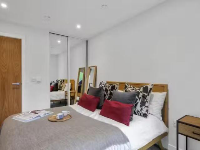 2 bedroom flat for rent in Castle Park View, Castle Street, Br.