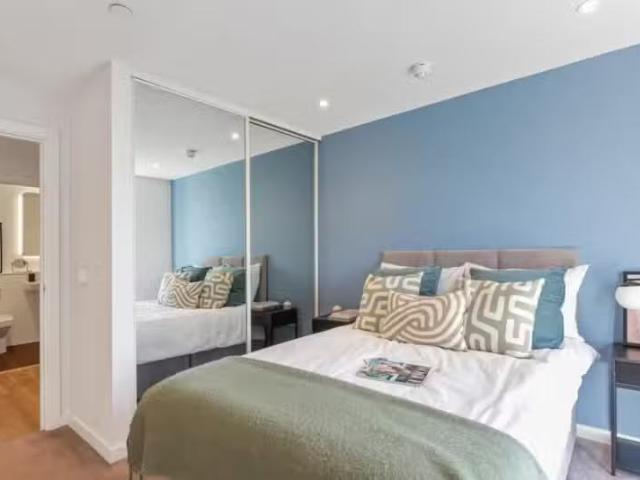 2 bedroom flat for rent in Castle Park View, Castle Street, Br.