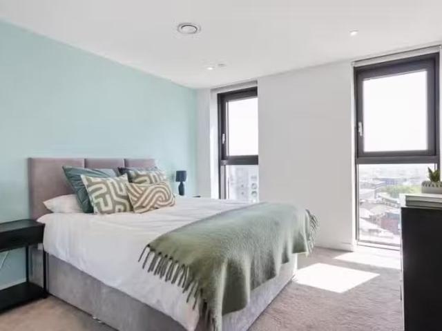 2 bedroom flat for rent in Castle Park View, Castle Street, Br.