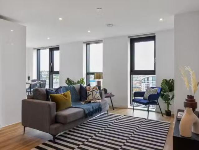2 bedroom flat for rent in Castle Park View, Castle Street, Br.