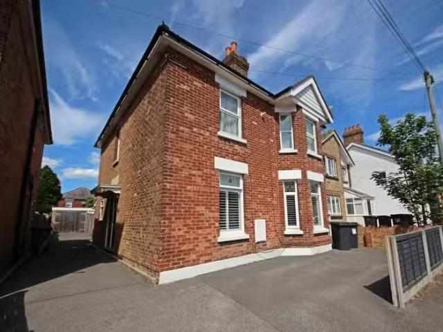2 bedroom flat for rent in Castle Road, Winton, Bournemouth, BH9