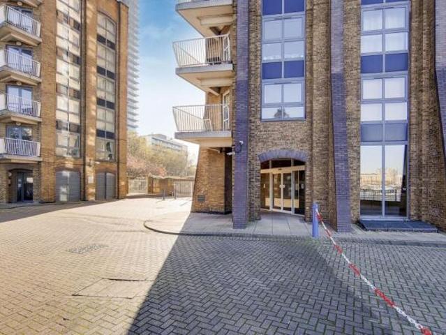 2 bedroom flat for rent in Cascades Tower, Canary Wharf, London, E14